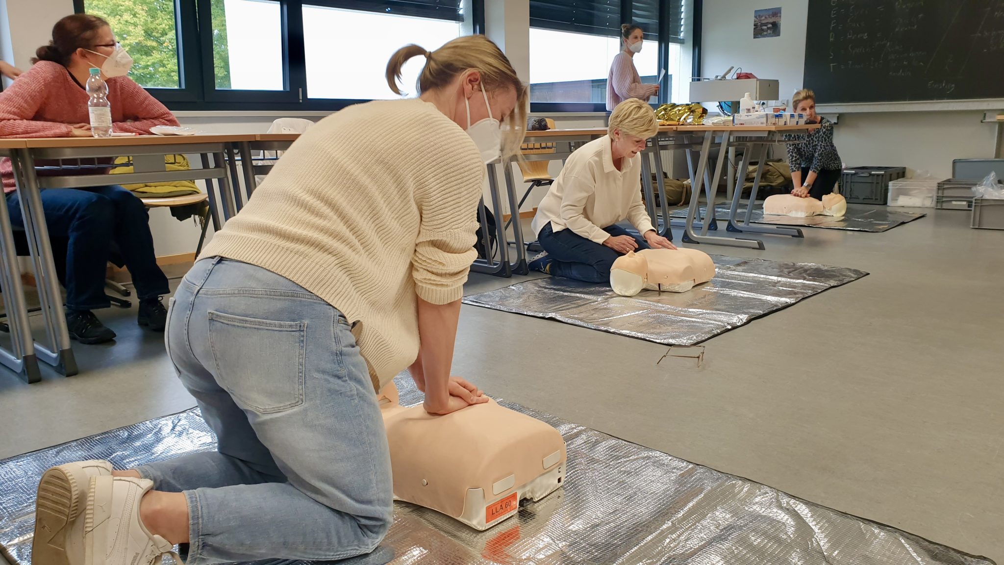 Von der stabilen Seitenlage bis zur Herzdruckmassage: Der erste von ...